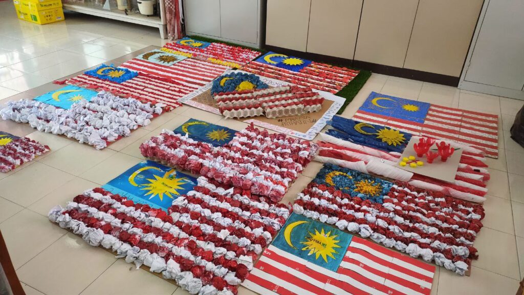 Bendera Malaysia Daripada Bahan Terbuang [ Malaysia ]